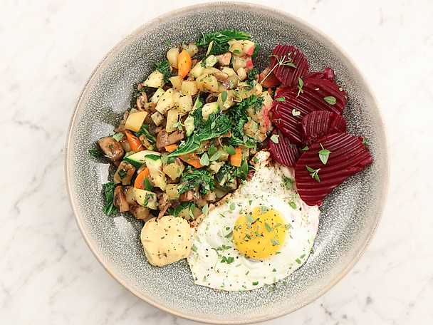 Vegetarisk pytt i panna med grönkål och svamp | Recept från Köket.se
