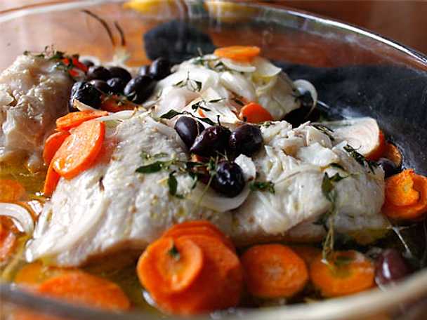 Bakad koljafilé med morötter, kalamataoliver och silverlök | Recept ...