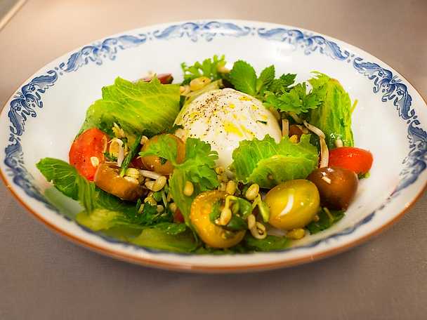 Färsk burrata med basilika och cocktailtomater | Recept från Köket.se