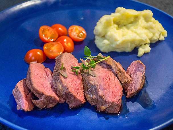 Flash in the pan: lammrostbiff och jordärtskockspuré | Recept från Köket.se