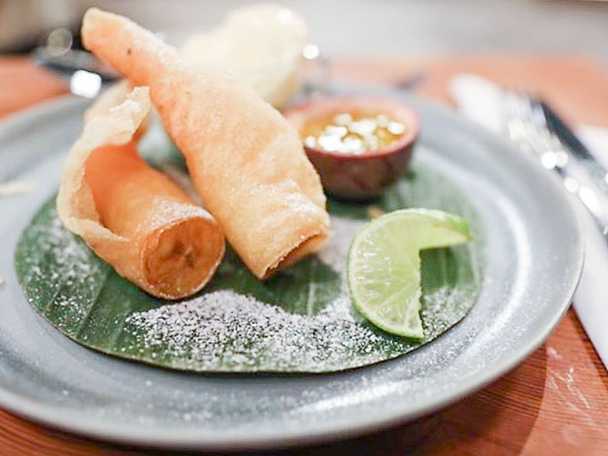 Friterad banan med glass och passionsfrukt | Recept från Köket.se