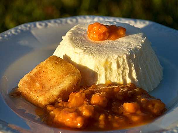 Friterad brieost med hjortron och glass | Recept från Köket.se