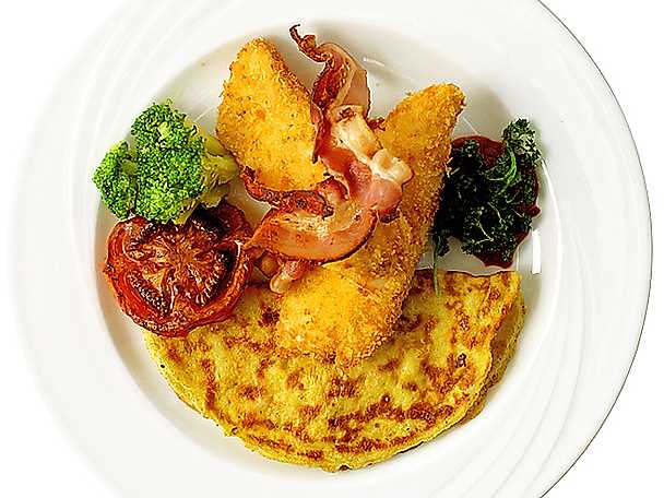 Friterad kyckling med små majspannkakor och bacon | Recept från Köket.se