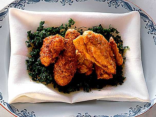 Friterad kyckling på bädd av friterad persilja | Recept från Köket.se
