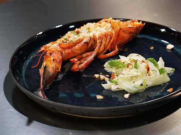 Gratinerad hummer med fänkålssallad | Recept från Köket.se