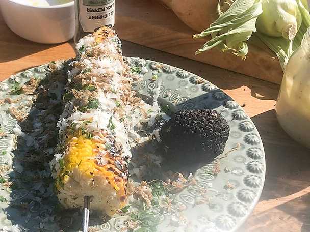 Grillad majskolv med tryffeldressing och parmesan | Recept från Köket.se