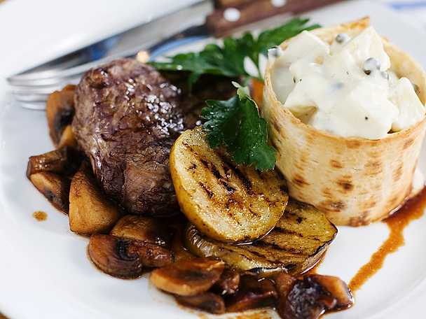Grillad oxfilé med gräddkokt potatis | Recept från Köket.se