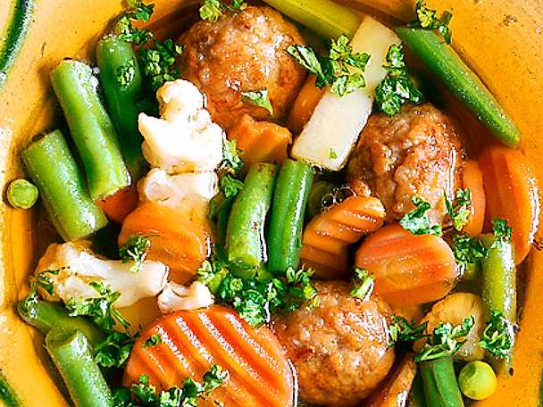 Grönsakssoppa med frikadeller | Recept från Köket.se