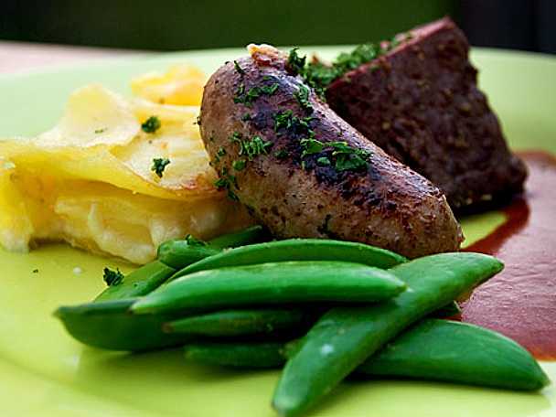 Helstekt lammytterfilé med lammkorv | Recept från Köket.se