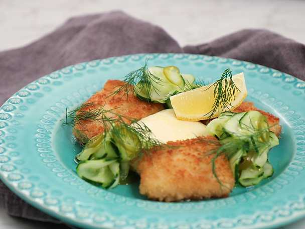 Hemgjorda fiskpinnar med mos och jalapeñopicklad gurka | Recept från ...