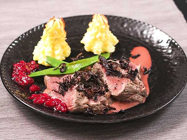 Hjortfilé med rödvinssås och "potatistöpper" | Recept från Köket.se