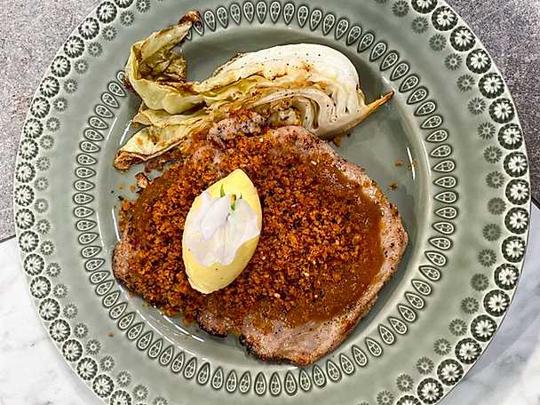 Kalvschnitzel ”Tonkatsu” med sommarkål och tryffelsmör | Recept från ...