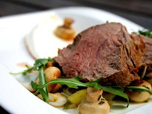 Kalvstek med färskpotatis, spetskål, chaminjoner och fänkål/whiskycreme ...