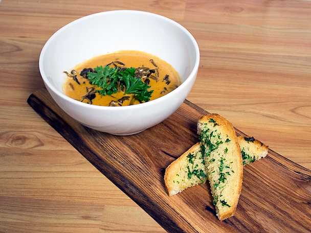 Krämig trattkantarellsoppa med vitlöksbröd | Recept från Köket.se