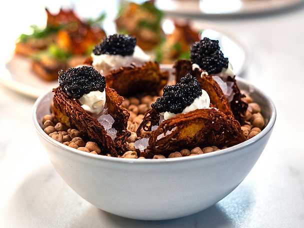 Krispig råraka med caviar, syrad silverlök och crème fraiche | Recept ...