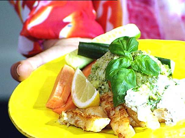 Nyttiga fiskpinnar med grönt potatismos och kall gurksås | Recept från ...