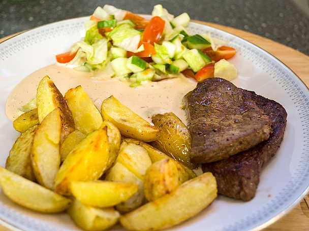 Oxfilé med klyftpotatis och Bengansås | Recept från Köket.se