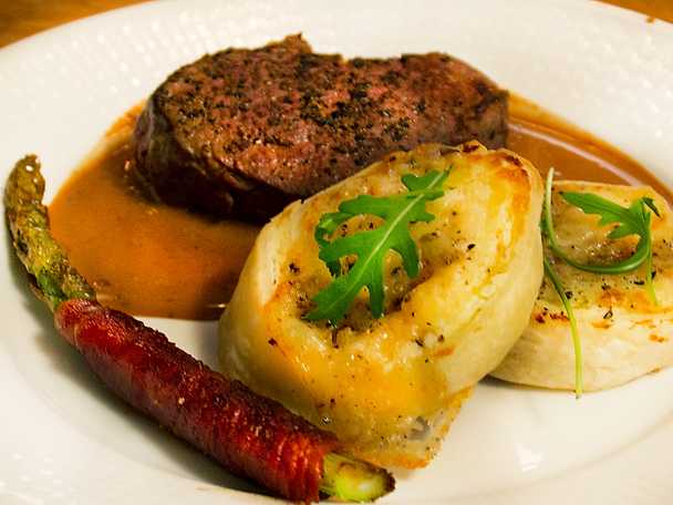 Oxfilé med smördegsinbakad potatis | Recept från Köket.se