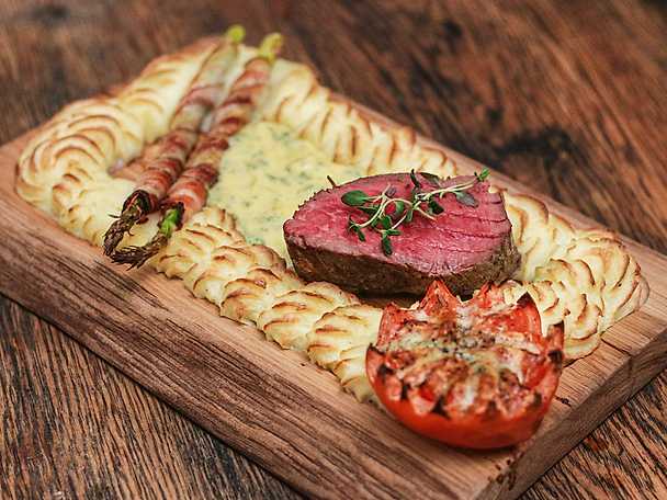 Oxfilé på planka med bearnaisesås | Recept från Köket.se