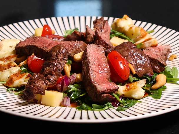 Grillad oxfilé på salladsbädd | Recept från Köket.se