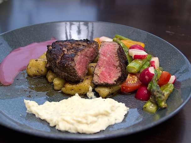 Pepparbiff och gnocchi, serveras med svartrotspuré | Recept från Köket.se