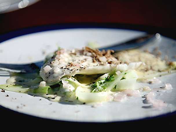 Pocherad piggvar med vitvinsås och körvelsvängd gurka | Recept från ...