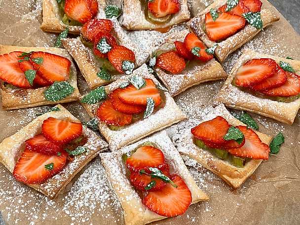 Rabarber och jordgubb på frasig smördeg | Recept från Köket.se