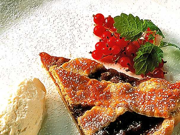 Rabarberpaj med vispgrädde | Recept från Köket.se