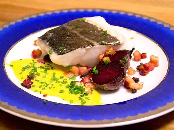 Rimmad torskrygg med gyllene sås och knaperstekt sidfläsk | Recept från ...