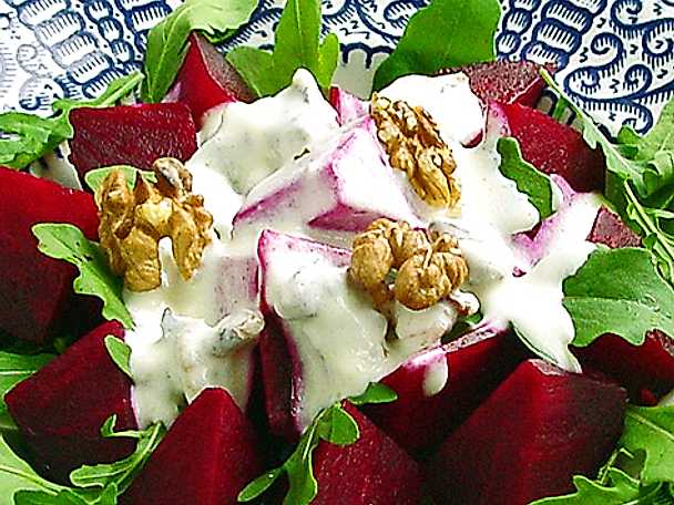 Rödbetssallad med yoghurtdressing | Recept från Köket.se