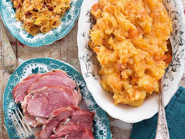 Rotmos med kokt rimmat fläsklägg och stekt surkål | Recept från Köket.se