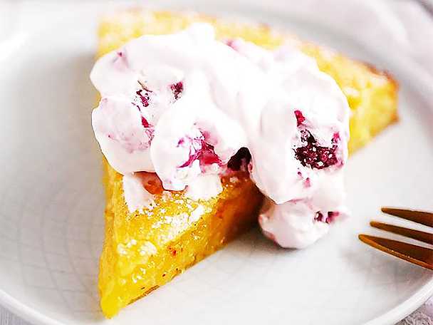 Saffranskladdkaka med hallongrädde | Recept från Köket.se
