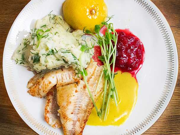 Stekt abborre med dillpotatismos och citronsås | Recept från Köket.se