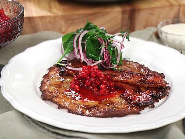 Toms raggmunk med stekt fläsk, lingon och persiljesallad | Recept från ...