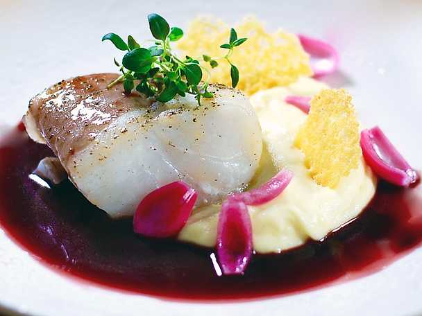 Torskrygg med västerbottensost, rödvin och syrad lök | Recept från Köket.se
