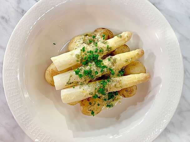 Vit sparris med citronsmör | Recept från Köket.se