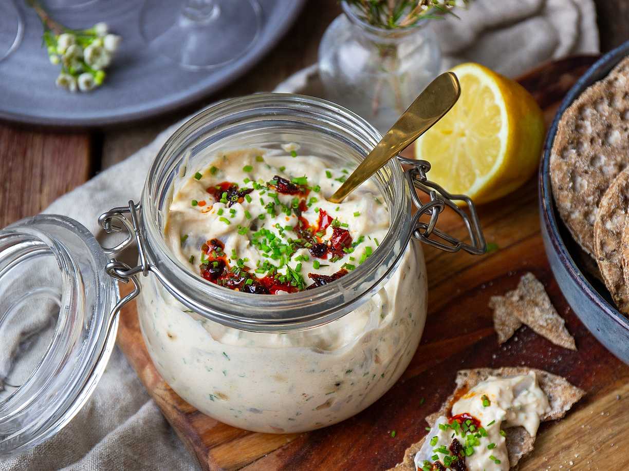 Krämig sill med brynt smör, citron och crispy chili | Köket.se