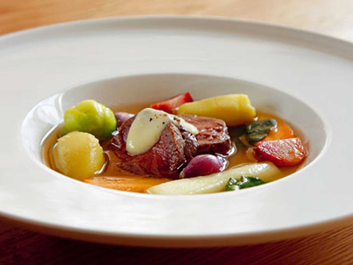 Älgfilé i buljong med dijonmajonnäs | Köket.se