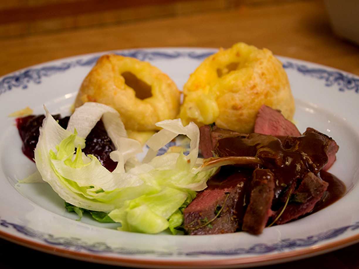 Älgkalvsadel med potatisbakelse | Köket.se