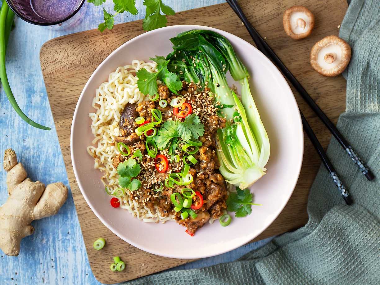 Nudlar med het asiatisk färssås | Köket.se