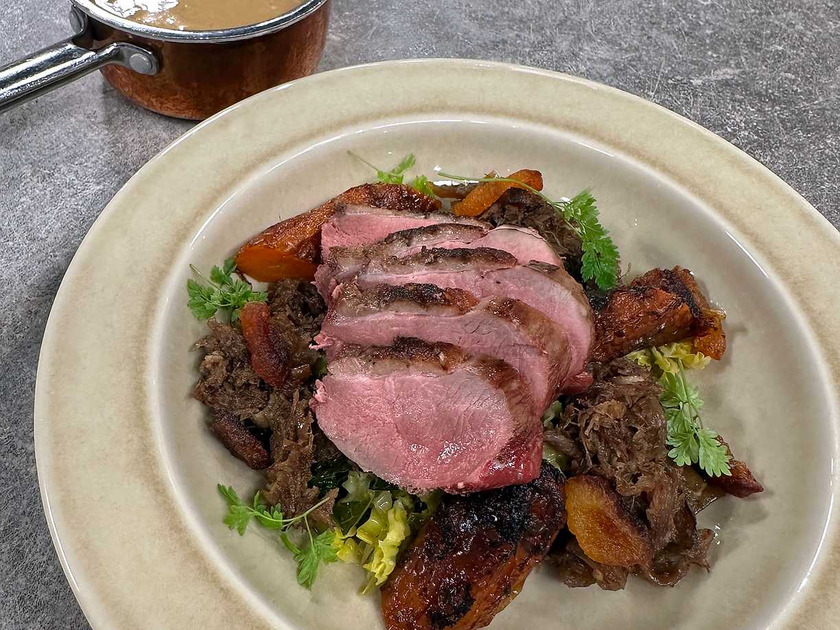 Ankbröst med smörkokt aprikos och savoykål | Köket.se