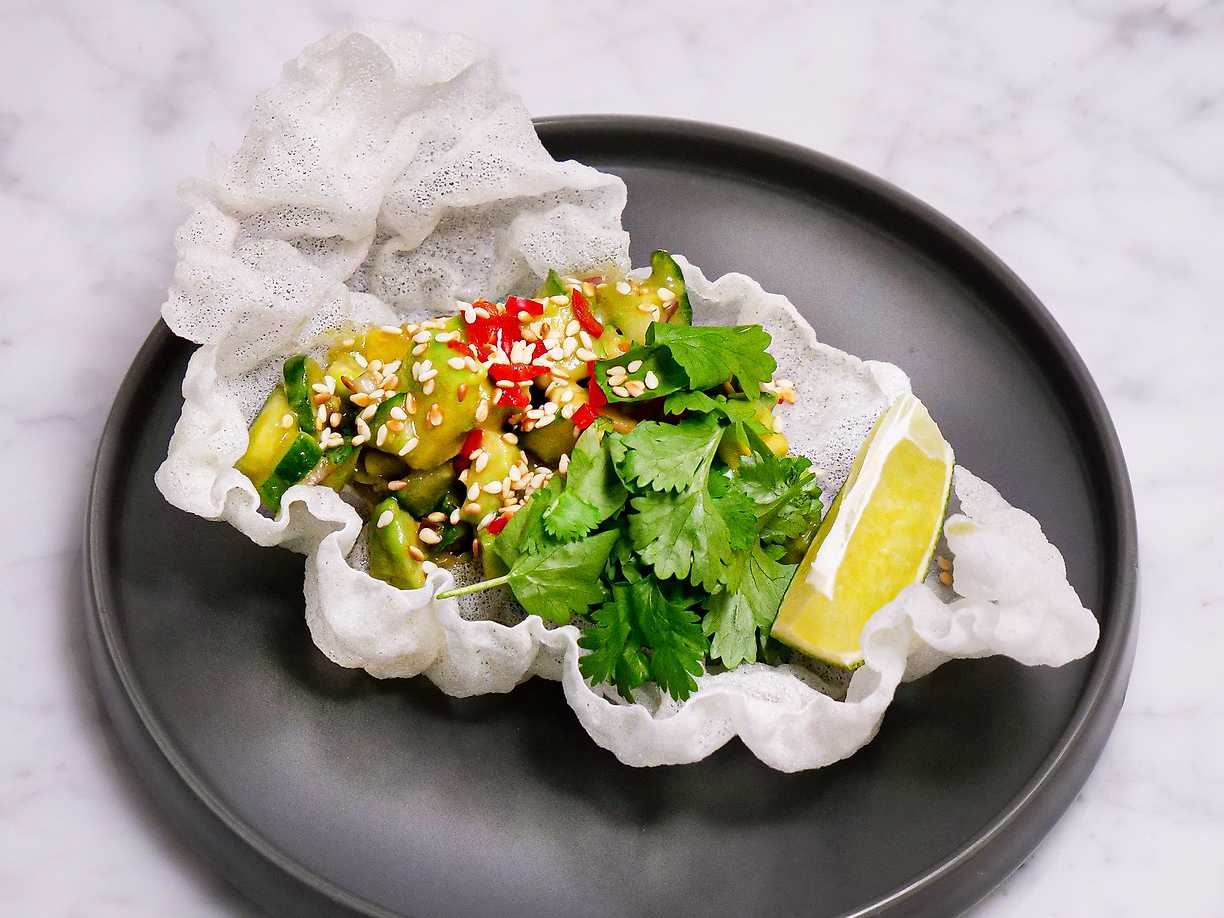 Avokado- och gurktartar på rispapper | Köket.se
