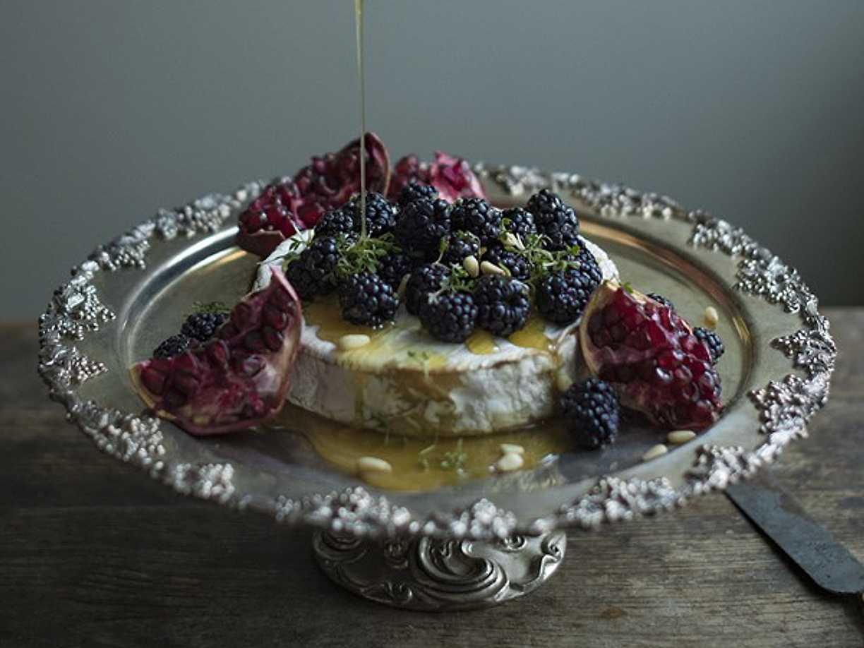 Bakad brie med saffranshonung, nötter och bär | Köket.se