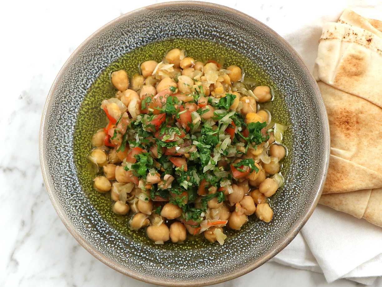 Balila - variant på hummus med örtig tomatsallad | Köket.se