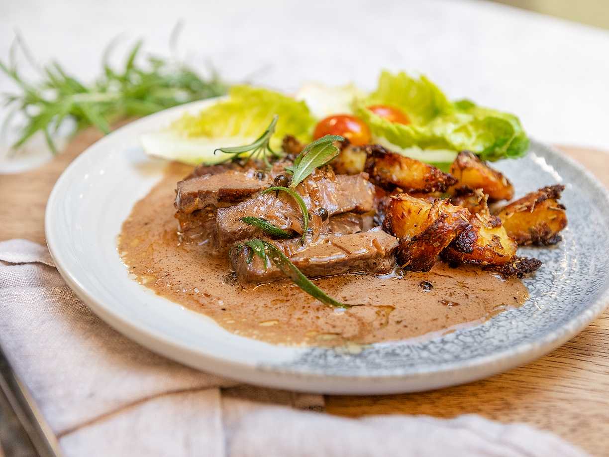Biff med grönpepparsås och rostad potatis | Köket.se