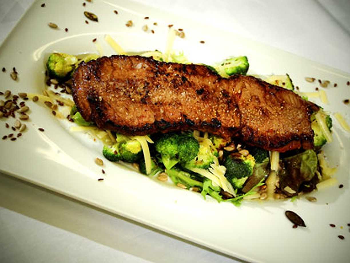 Biff minute med råstekt broccoli, rostade frön, rapsolja och sveciaost ...