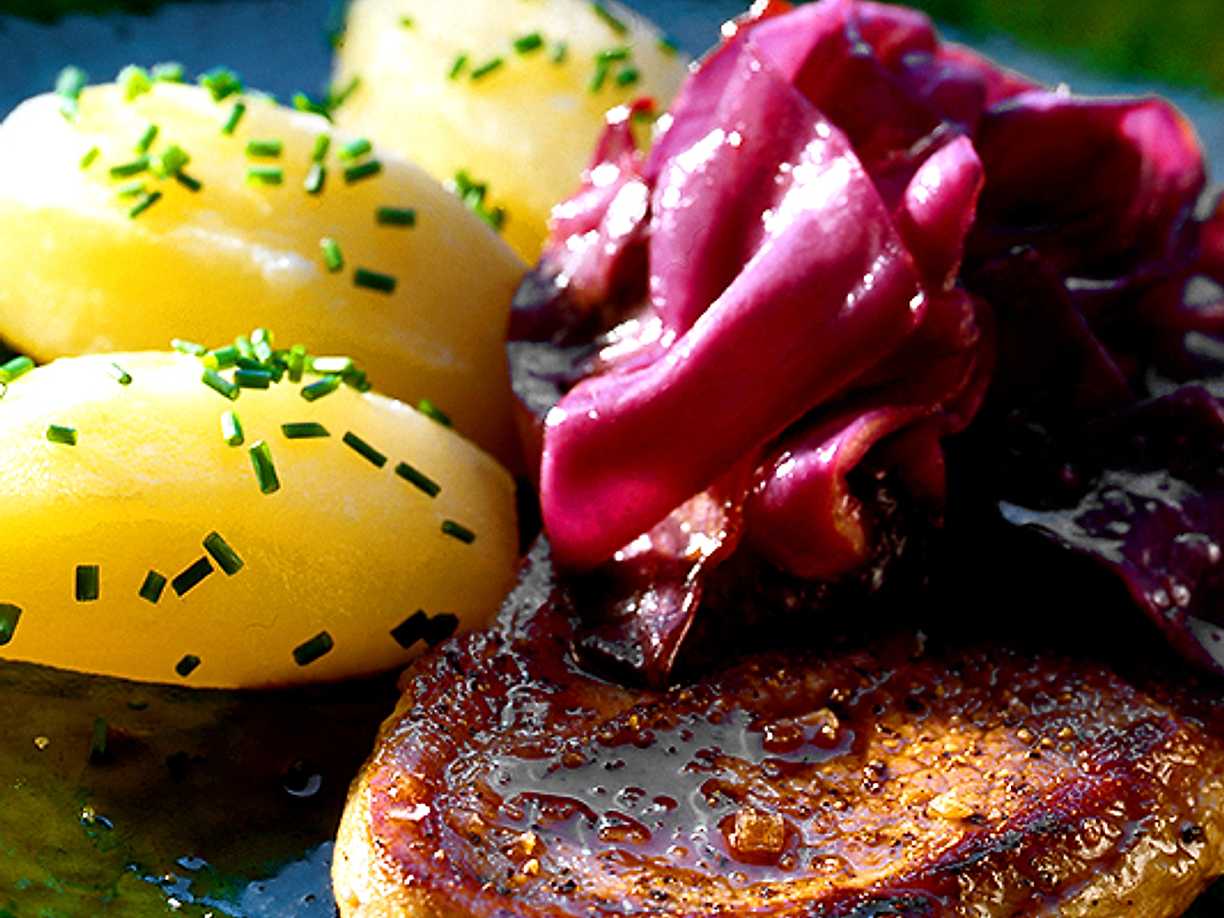 Biffstek med buljongkokt lök | Köket.se