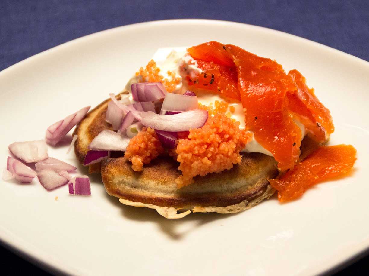 Blinier med gravad fjällröding | Köket.se