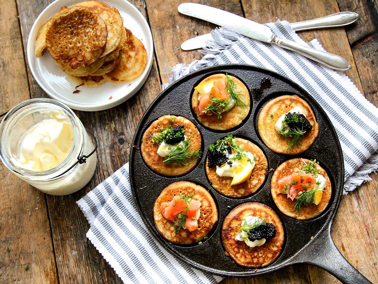 Blinier med kallrökt lax och rom | Köket.se