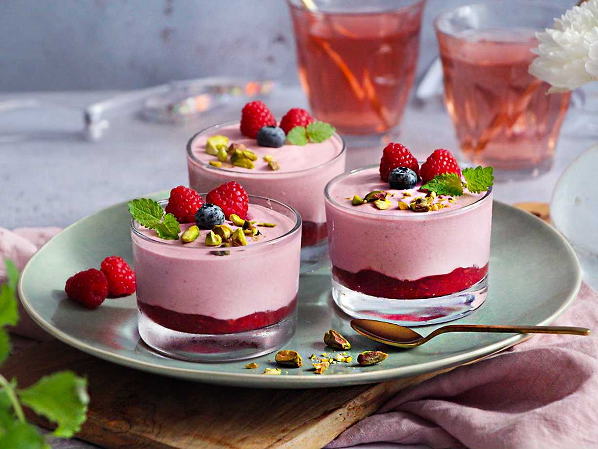 Enkel hallonmousse med pistagemandlar | Köket.se